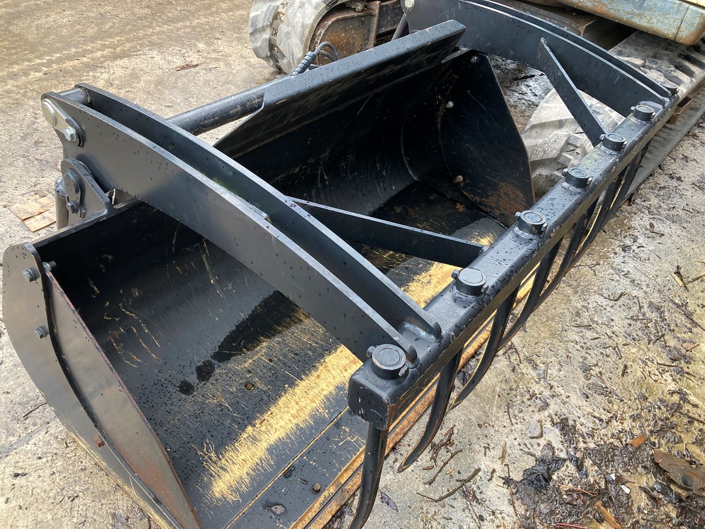 Manitou 6ft bucket grab