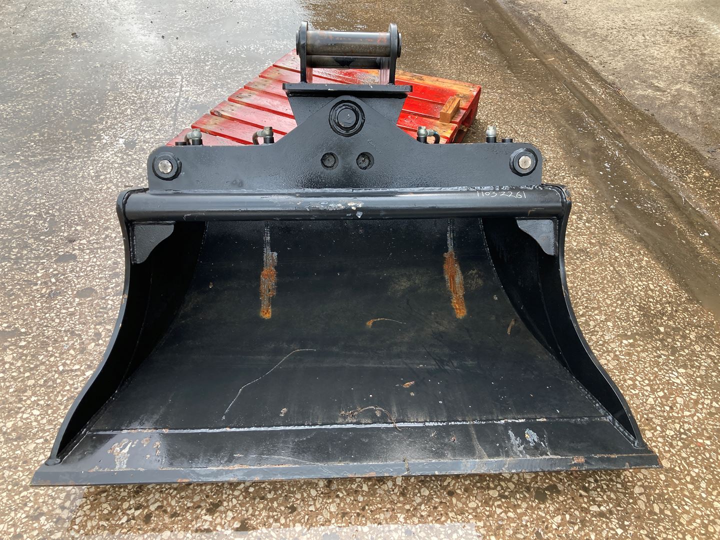 Hardlife 8 tonne tilting bucket