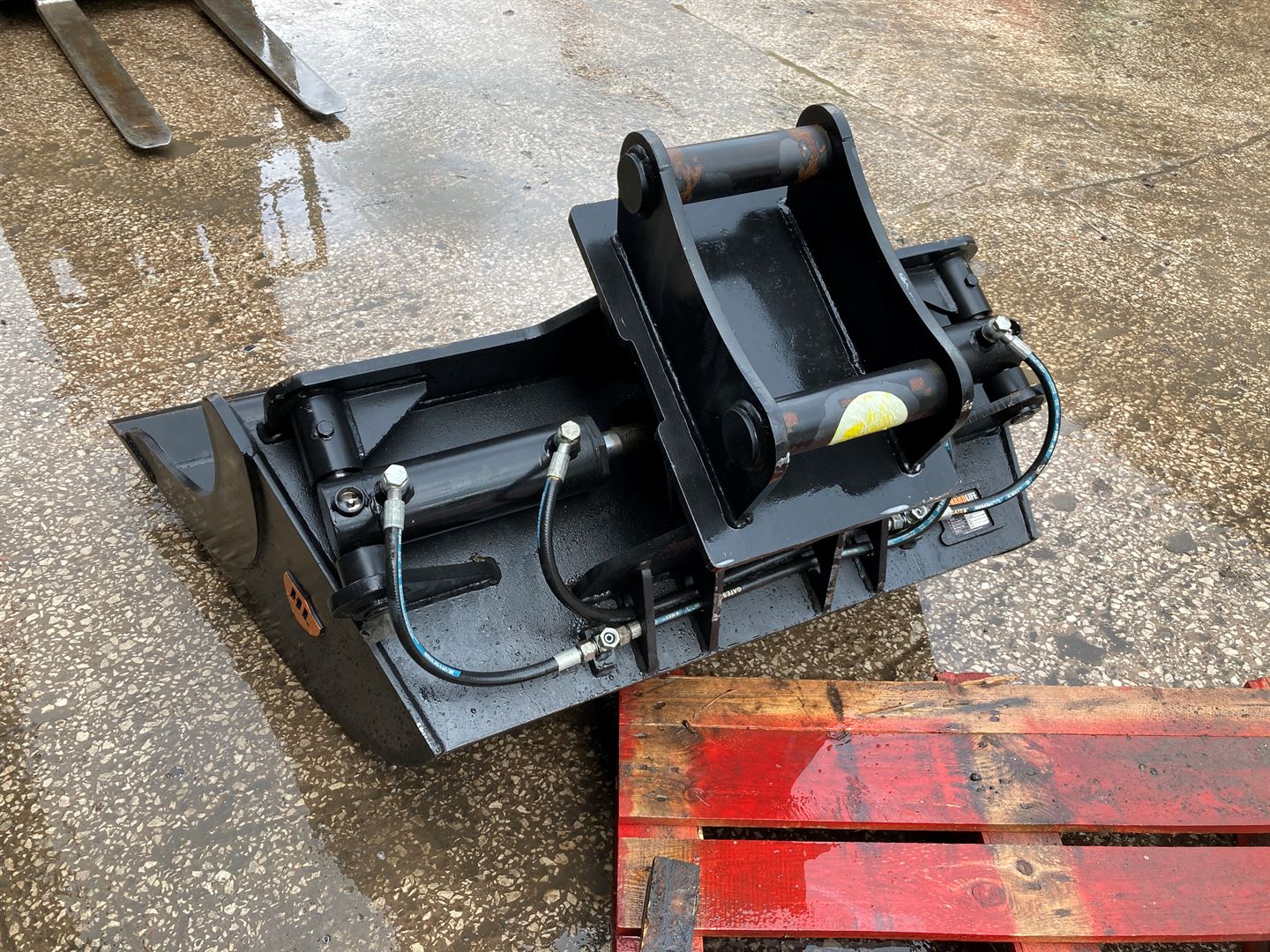 Hardlife 8 tonne tilting bucket