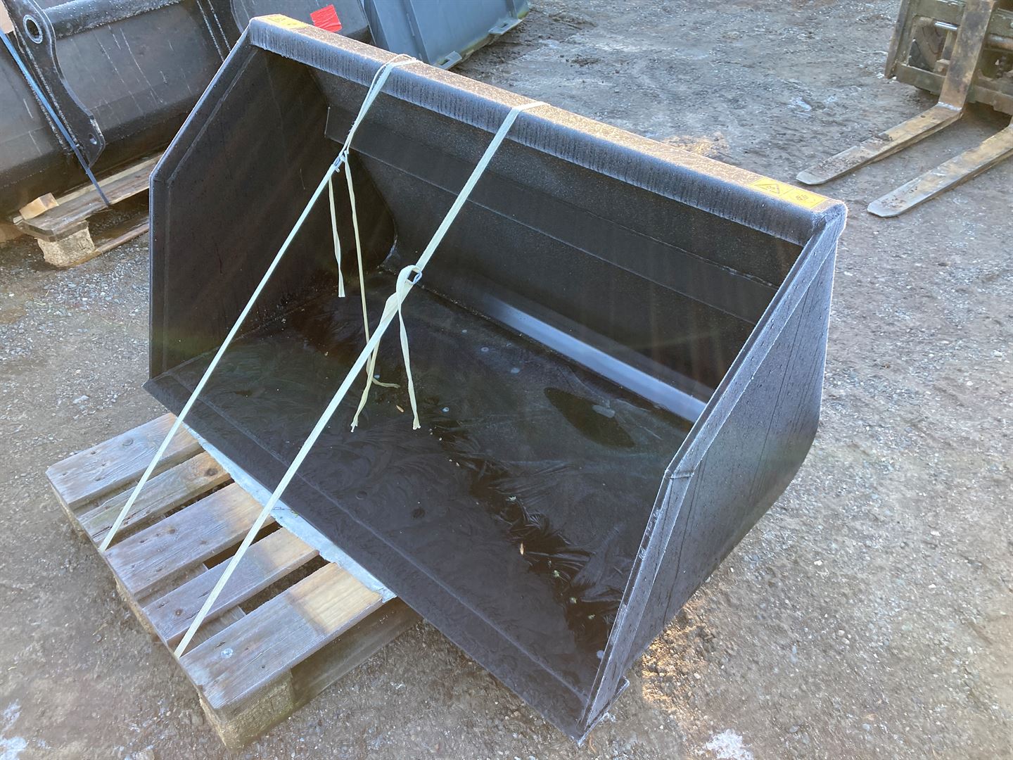 Whites light material bucket