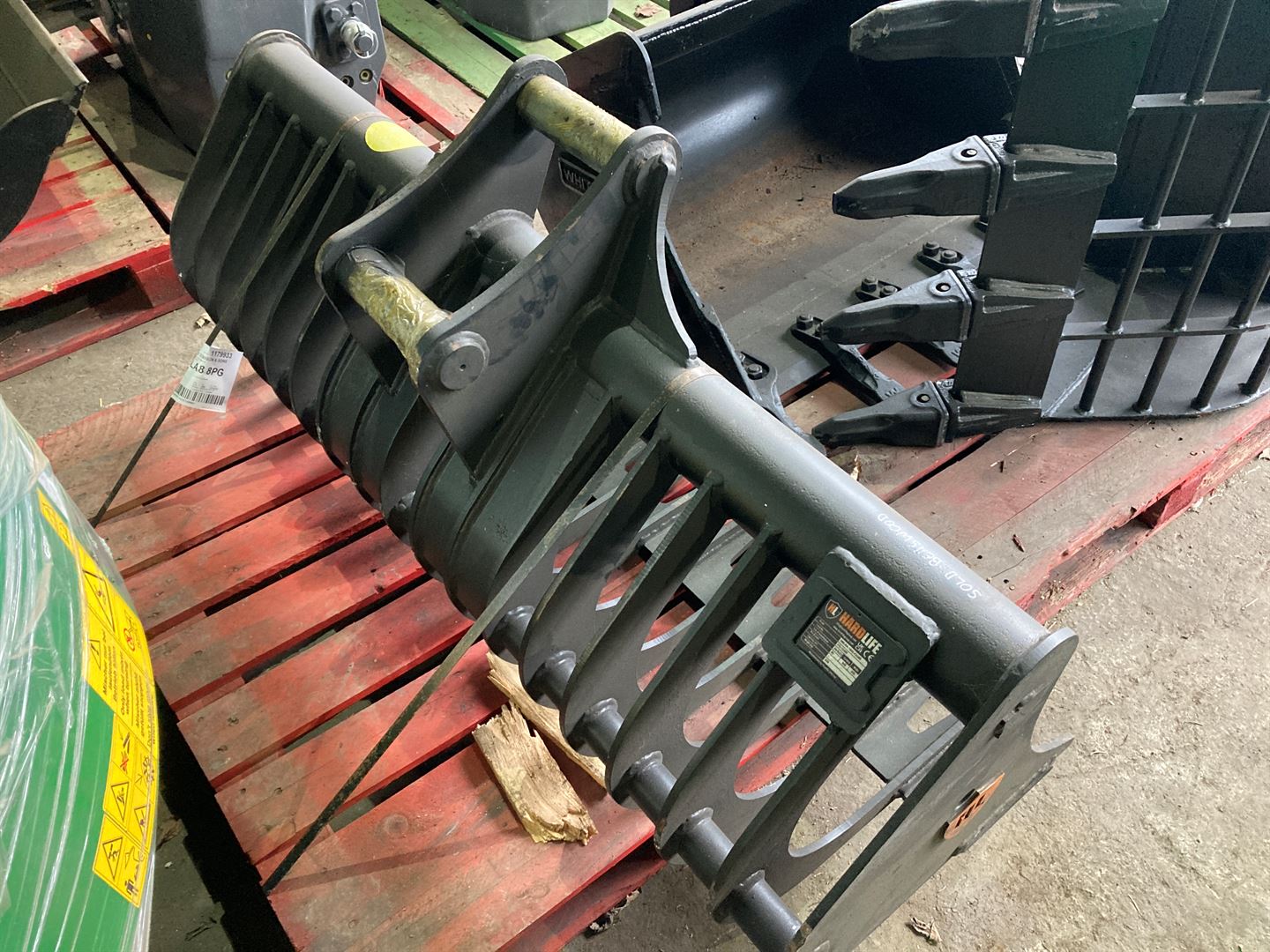 Hardlife 8 tonne rake bucket